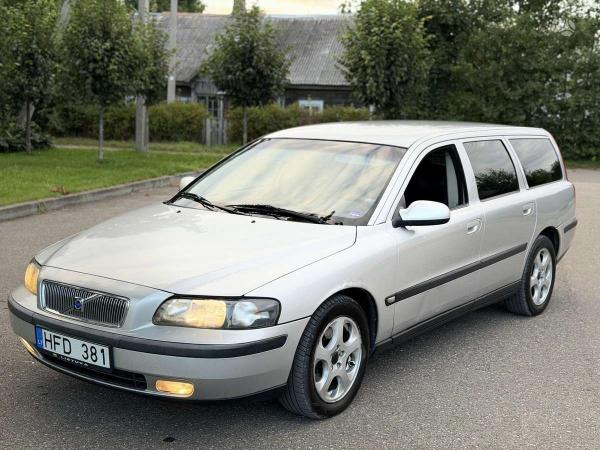 Pelēks Volvo V70 2003 Šalčininkai, ar dzinēja tilpumu 2.40 L un nobraukumu 438 tūkst. km par 1300 €, foto 1 vietnē AUTOMOTO.COM.LV