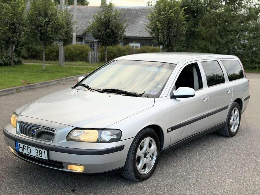 Pelēks Volvo V70 2003 Šalčininkai, ar dzinēja tilpumu 2.40 L un nobraukumu 438 tūkst. km par 1300 €, foto 1 vietnē AUTOMOTO.COM.LV