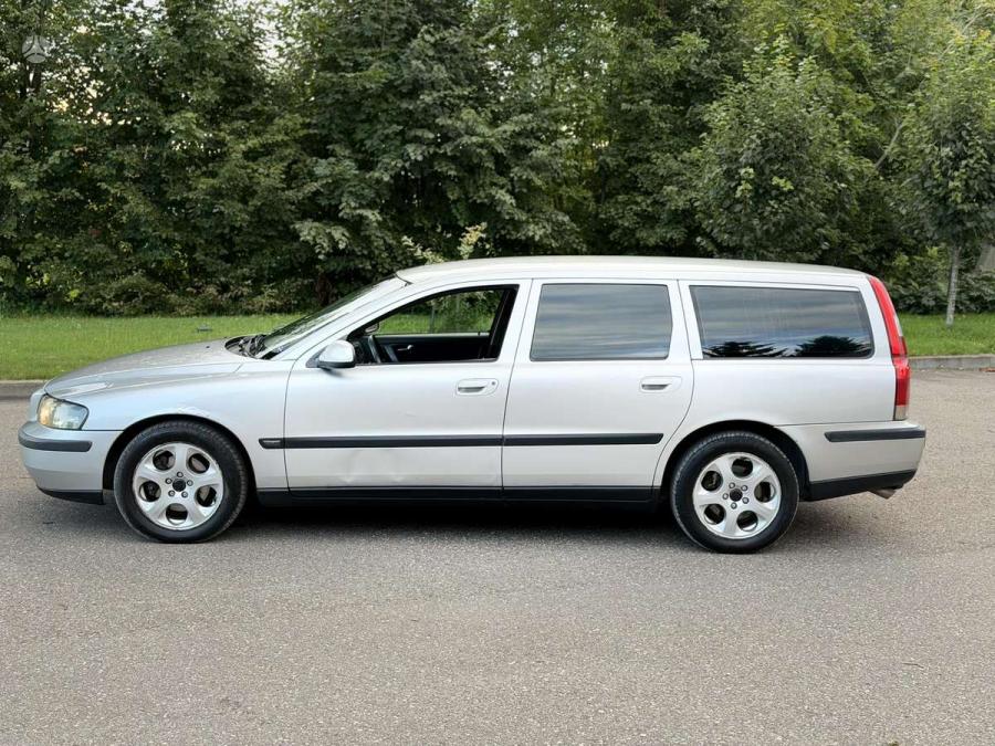 Pelēks Volvo V70 2003 Šalčininkai, ar dzinēja tilpumu 2.40 L un nobraukumu 438 tūkst. km par 1300 €, foto 3 vietnē AUTOMOTO.COM.LV