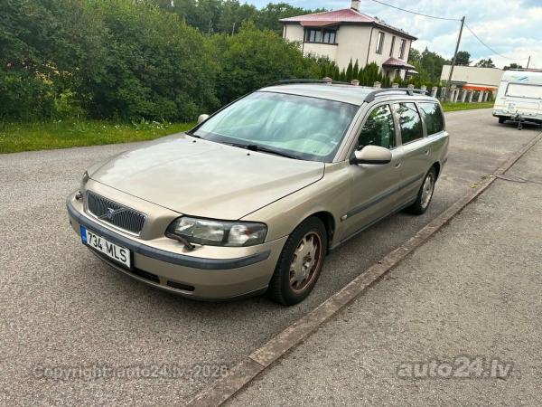 Pelēks Volvo V70 2003 Tallina, ar dzinēja tilpumu 2.40 L un nobraukumu 230 tūkst. km par 999 €, foto 1 vietnē AUTOMOTO.COM.LV