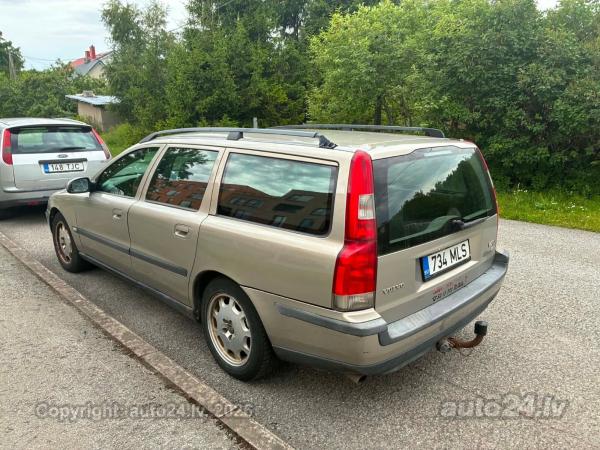 Pelēks Volvo V70 2003 Tallina, ar dzinēja tilpumu 2.40 L un nobraukumu 230 tūkst. km par 999 €, foto 5 vietnē AUTOMOTO.COM.LV