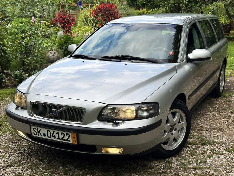 Grey Volvo V70 2003 in Riga, with an engine capacity of 2.40 L and mileage of 398 thousand km for 3300 €, photo 1 on AUTOMOTO.COM.LV