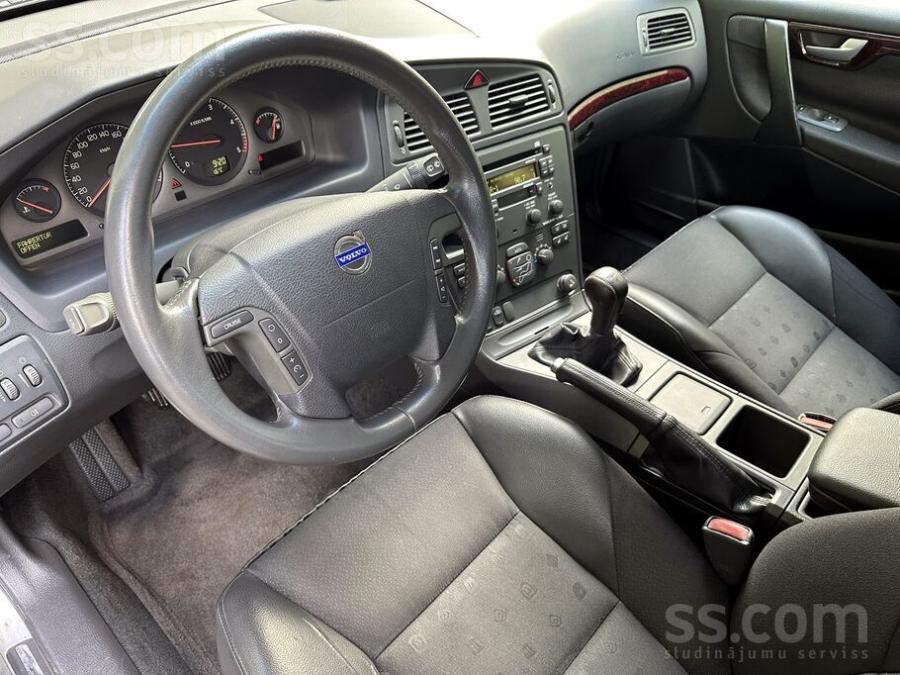 Grey Volvo V70 2003 in Riga, with an engine capacity of 2.40 L and mileage of 398 thousand km for 3300 €, photo 9 on AUTOMOTO.COM.LV