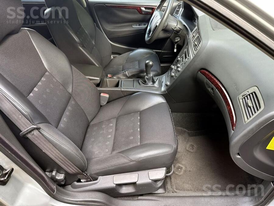 Grey Volvo V70 2003 in Riga, with an engine capacity of 2.40 L and mileage of 398 thousand km for 3300 €, photo 13 on AUTOMOTO.COM.LV