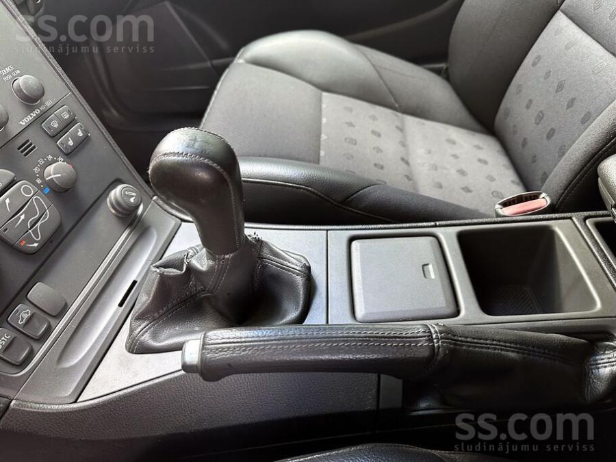 Pelēks Volvo V70 2003 Rīga, ar dzinēja tilpumu 2.40 L un nobraukumu 398 tūkst. km par 3300 €, foto 16 vietnē AUTOMOTO.COM.LV
