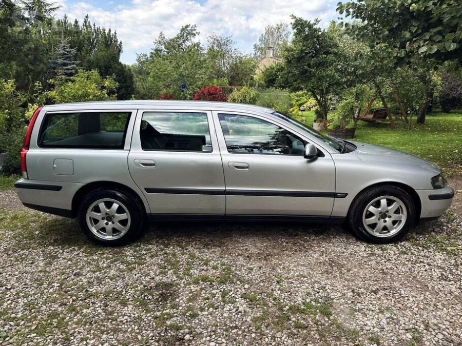 Pelēks Volvo V70 2003 Rīga, ar dzinēja tilpumu 2.40 L un nobraukumu 398 tūkst. km par 3300 €, foto 26 vietnē AUTOMOTO.COM.LV