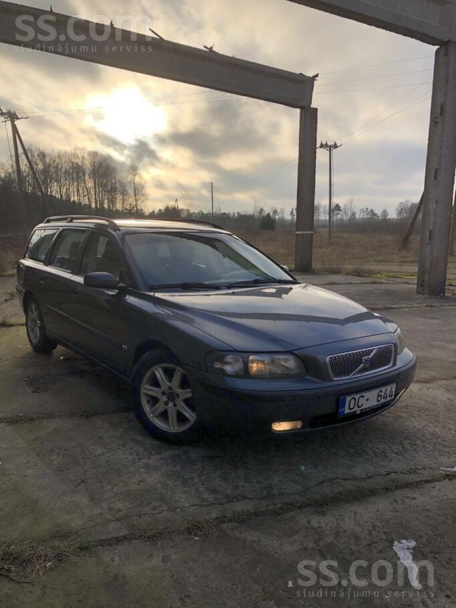 Grey Volvo V70 2004 in Liepaja, with an engine capacity of 2.40 L and mileage of 343 thousand km for 1150 €, photo 2 on AUTOMOTO.COM.LV