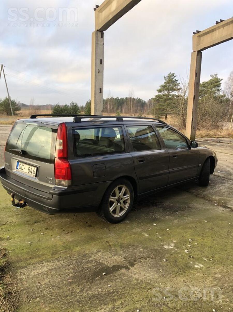 Grey Volvo V70 2004 in Liepaja, with an engine capacity of 2.40 L and mileage of 343 thousand km for 1150 €, photo 4 on AUTOMOTO.COM.LV