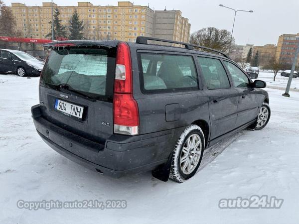 Grey Volvo V70 2004 in Tartu, with an engine capacity of 2.40 L and mileage of 322 thousand km for 1599 €, photo 2 on AUTOMOTO.COM.LV