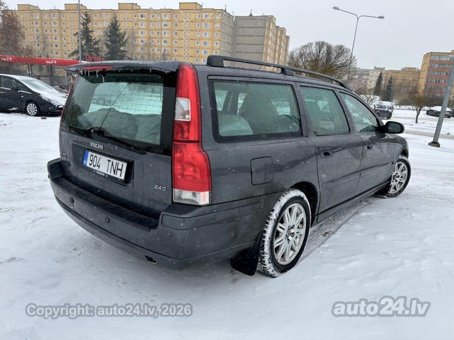 Grey Volvo V70 2004 in Tartu, with an engine capacity of 2.40 L and mileage of 322 thousand km for 1599 €, photo 2 on AUTOMOTO.COM.LV