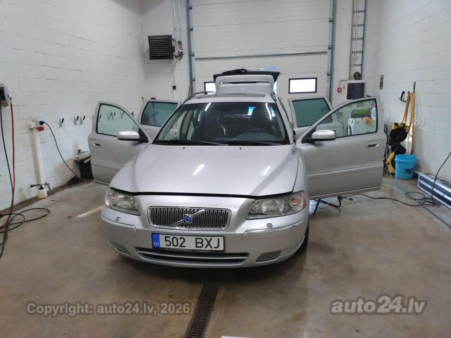 Pelēks Volvo V70 2004 Tartu, ar dzinēja tilpumu 2.40 L un nobraukumu 0 tūkst. km par 4000 €, foto 3 vietnē AUTOMOTO.COM.LV