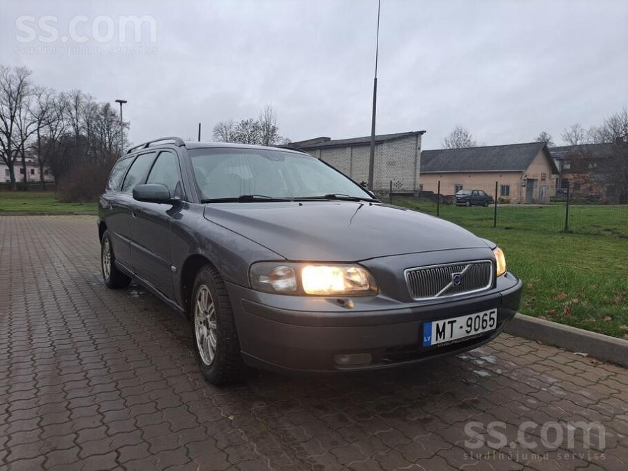 Pelēks Volvo V70 2004 Dobele, ar dzinēja tilpumu 2.40 L un nobraukumu 459 tūkst. km par 2150 €, foto 1 vietnē AUTOMOTO.COM.LV