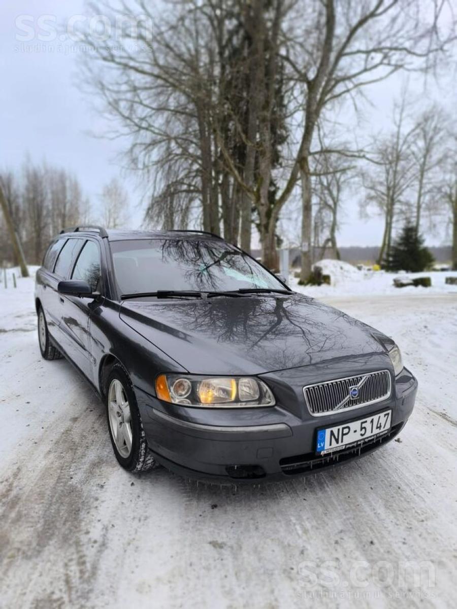 Pelēks Volvo V70 2004 Rīga, ar dzinēja tilpumu 2.40 L un nobraukumu 490 tūkst. km par 2600 €, foto 1 vietnē AUTOMOTO.COM.LV