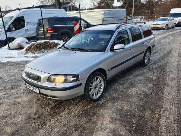 Grey Volvo V70 2004 in Vilnius, with an engine capacity of 2.40 L and mileage of 321 thousand km for 1300 €, photo 1 on AUTOMOTO.COM.LV