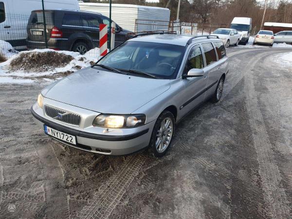 Grey Volvo V70 2004 in Vilnius, with an engine capacity of 2.40 L and mileage of 321 thousand km for 1300 €, photo 2 on AUTOMOTO.COM.LV