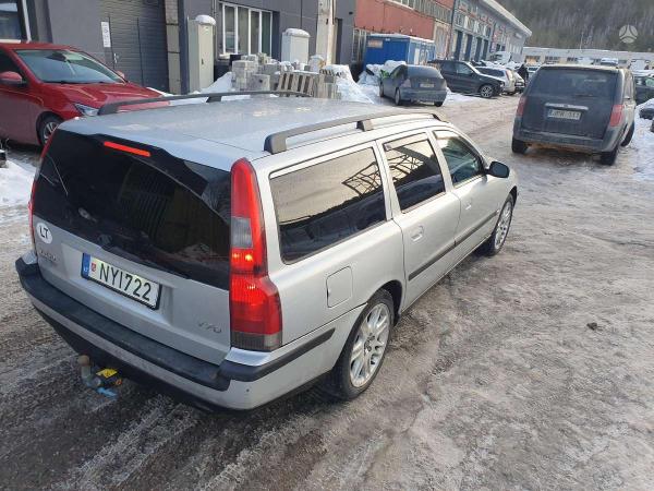 Grey Volvo V70 2004 in Vilnius, with an engine capacity of 2.40 L and mileage of 321 thousand km for 1300 €, photo 3 on AUTOMOTO.COM.LV