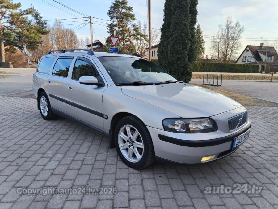 Pelēks Volvo V70 2004 Tartu, ar dzinēja tilpumu 2.40 L un nobraukumu 332 tūkst. km par 2750 €, foto 2 vietnē AUTOMOTO.COM.LV