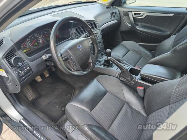 Pelēks Volvo V70 2004 Tartu, ar dzinēja tilpumu 2.40 L un nobraukumu 332 tūkst. km par 2750 €, foto 5 vietnē AUTOMOTO.COM.LV