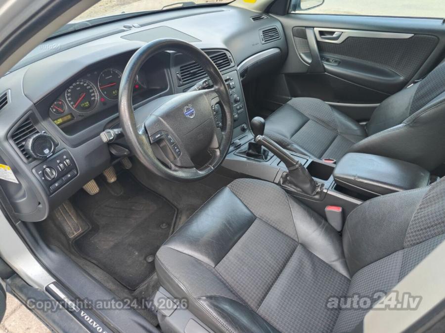 Pelēks Volvo V70 2004 Tartu, ar dzinēja tilpumu 2.40 L un nobraukumu 332 tūkst. km par 2750 €, foto 5 vietnē AUTOMOTO.COM.LV