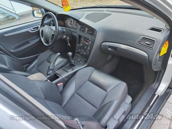 Pelēks Volvo V70 2004 Tartu, ar dzinēja tilpumu 2.40 L un nobraukumu 332 tūkst. km par 2750 €, foto 6 vietnē AUTOMOTO.COM.LV