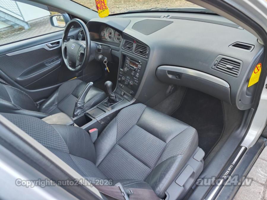 Pelēks Volvo V70 2004 Tartu, ar dzinēja tilpumu 2.40 L un nobraukumu 332 tūkst. km par 2750 €, foto 6 vietnē AUTOMOTO.COM.LV