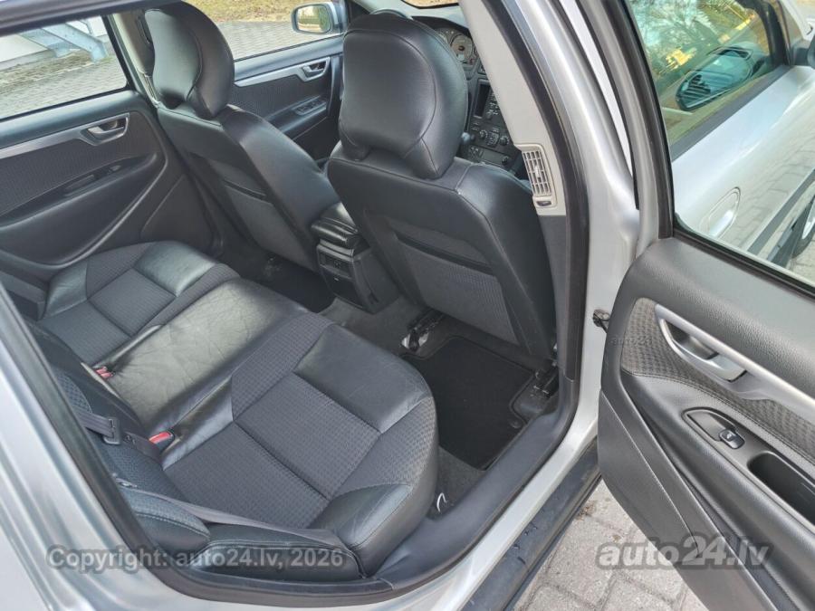 Pelēks Volvo V70 2004 Tartu, ar dzinēja tilpumu 2.40 L un nobraukumu 332 tūkst. km par 2750 €, foto 7 vietnē AUTOMOTO.COM.LV