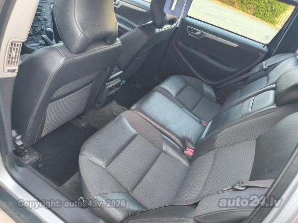 Pelēks Volvo V70 2004 Tartu, ar dzinēja tilpumu 2.40 L un nobraukumu 332 tūkst. km par 2750 €, foto 8 vietnē AUTOMOTO.COM.LV