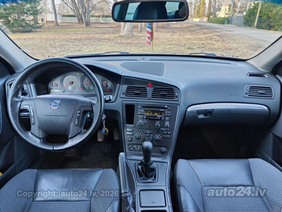Pelēks Volvo V70 2004 Tartu, ar dzinēja tilpumu 2.40 L un nobraukumu 332 tūkst. km par 2750 €, foto 9 vietnē AUTOMOTO.COM.LV