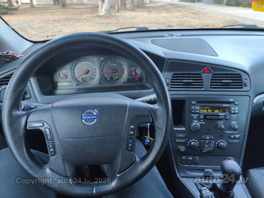 Pelēks Volvo V70 2004 Tartu, ar dzinēja tilpumu 2.40 L un nobraukumu 332 tūkst. km par 2750 €, foto 10 vietnē AUTOMOTO.COM.LV