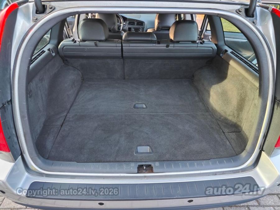 Pelēks Volvo V70 2004 Tartu, ar dzinēja tilpumu 2.40 L un nobraukumu 332 tūkst. km par 2750 €, foto 12 vietnē AUTOMOTO.COM.LV
