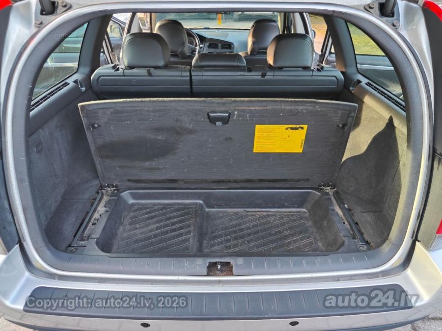 Pelēks Volvo V70 2004 Tartu, ar dzinēja tilpumu 2.40 L un nobraukumu 332 tūkst. km par 2750 €, foto 13 vietnē AUTOMOTO.COM.LV