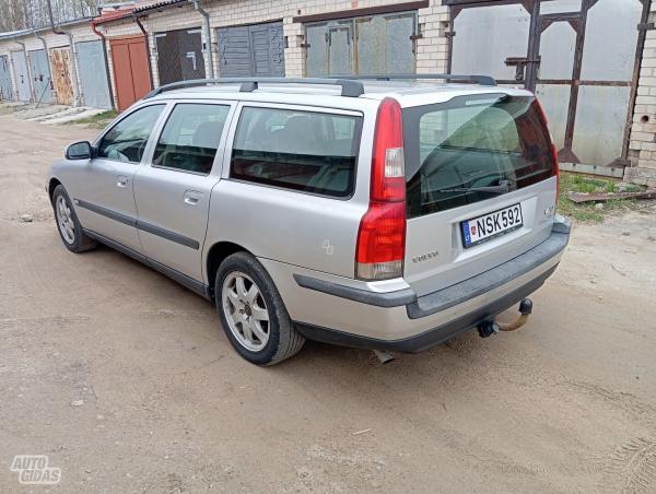 Pelēks Volvo V70 2004 Panevēža, ar dzinēja tilpumu 2.40 L un nobraukumu 365 tūkst. km par 1500 €, foto 1 vietnē AUTOMOTO.COM.LV