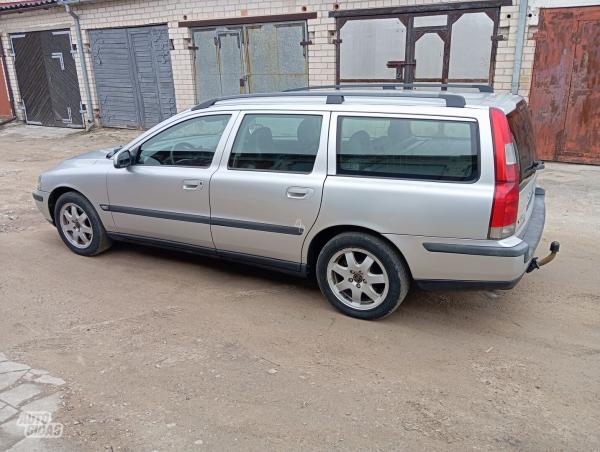 Pelēks Volvo V70 2004 Panevēža, ar dzinēja tilpumu 2.40 L un nobraukumu 365 tūkst. km par 1500 €, foto 4 vietnē AUTOMOTO.COM.LV
