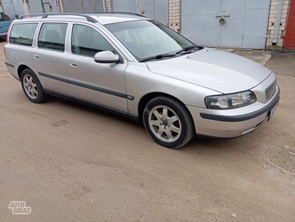 Pelēks Volvo V70 2004 Panevēža, ar dzinēja tilpumu 2.40 L un nobraukumu 365 tūkst. km par 1500 €, foto 7 vietnē AUTOMOTO.COM.LV