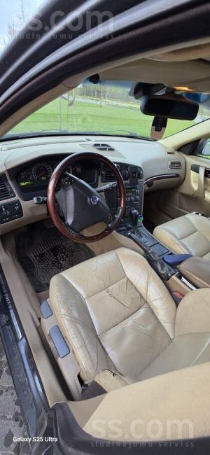 Grey Volvo V70 2004 in Ventspils, with an engine capacity of 2.40 L and mileage of 310 thousand km for 1192 €, photo 7 on AUTOMOTO.COM.LV