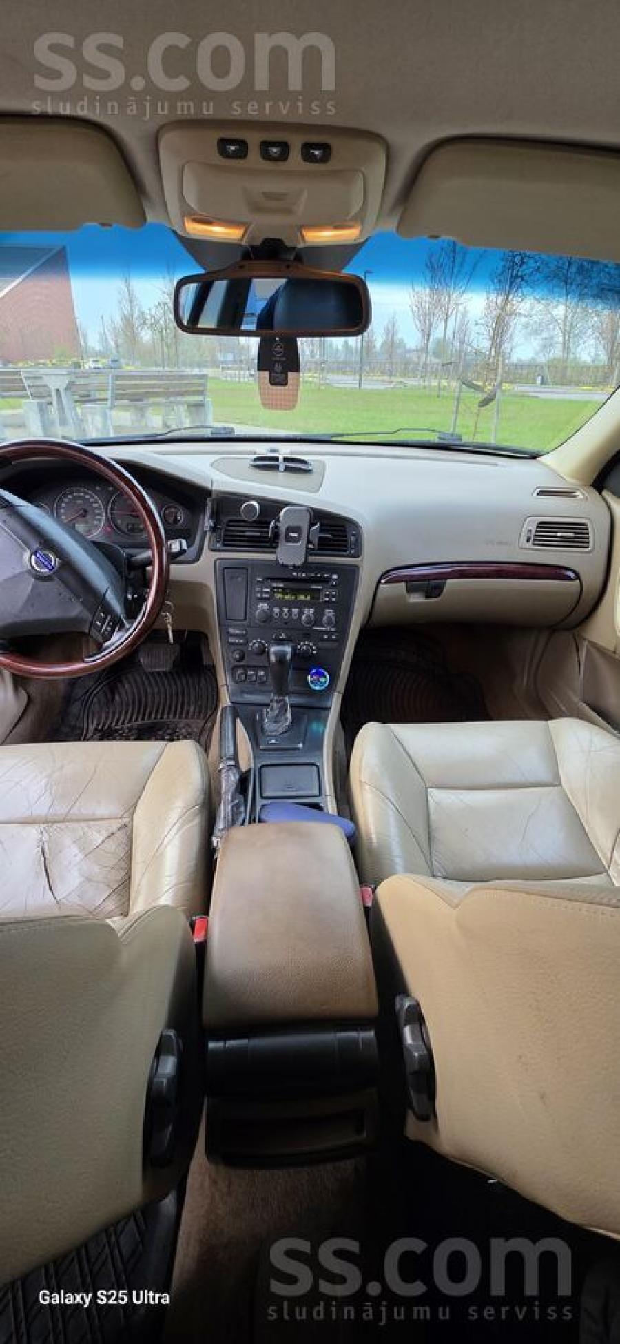 Grey Volvo V70 2004 in Ventspils, with an engine capacity of 2.40 L and mileage of 310 thousand km for 1192 €, photo 8 on AUTOMOTO.COM.LV