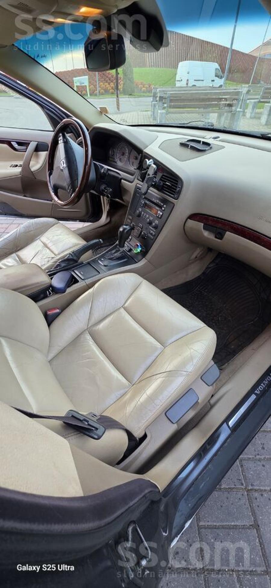 Grey Volvo V70 2004 in Ventspils, with an engine capacity of 2.40 L and mileage of 310 thousand km for 1192 €, photo 9 on AUTOMOTO.COM.LV