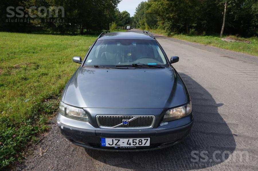 Grey Volvo V70 2004 in Jurmala, with an engine capacity of 2.40 L and mileage of 329 thousand km for 650 €, photo 1 on AUTOMOTO.COM.LV
