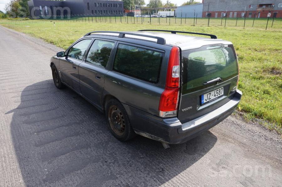 Grey Volvo V70 2004 in Jurmala, with an engine capacity of 2.40 L and mileage of 329 thousand km for 650 €, photo 5 on AUTOMOTO.COM.LV