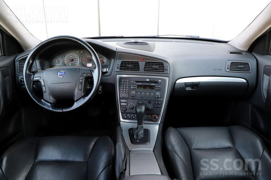 Grey Volvo V70 2004 in Tukums, with an engine capacity of 2.40 L and mileage of 425 thousand km for 2590 €, photo 7 on AUTOMOTO.COM.LV