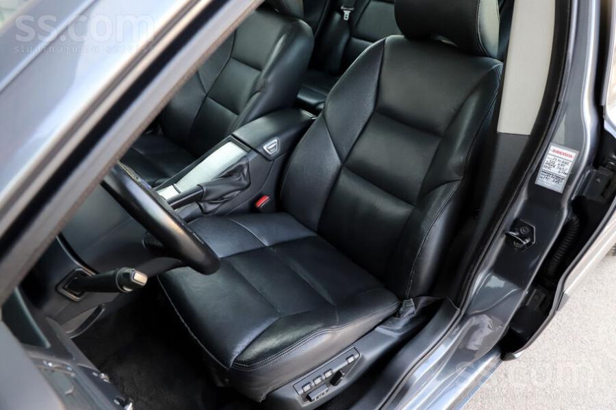 Grey Volvo V70 2004 in Tukums, with an engine capacity of 2.40 L and mileage of 425 thousand km for 2590 €, photo 8 on AUTOMOTO.COM.LV