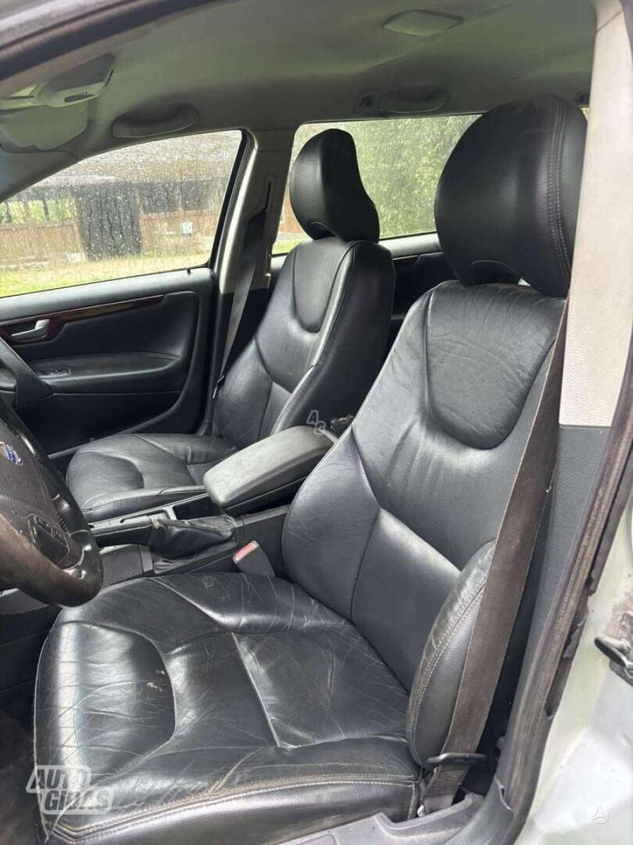 Grey Volvo V70 2004 in Radviliskis, with an engine capacity of 2.40 L and mileage of 286 thousand km for 1200 €, photo 6 on AUTOMOTO.COM.LV