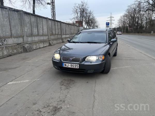 Grey Volvo V70 2004 in Riga, with an engine capacity of 2.40 L and mileage of 421 thousand km for 1000 €, photo 1 on AUTOMOTO.COM.LV