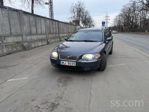 Pelēks Volvo V70 2004 Rīga, ar dzinēja tilpumu 2.40 L un nobraukumu 421 tūkst. km par 1000 €, foto  vietnē AUTOMOTO.COM.LV