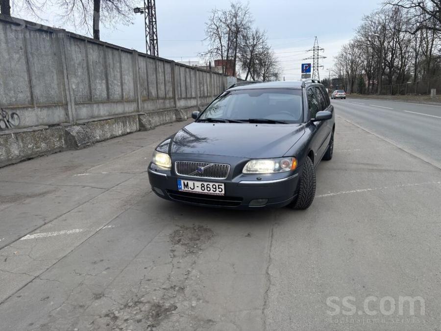 Pelēks Volvo V70 2004 Rīga, ar dzinēja tilpumu 2.40 L un nobraukumu 421 tūkst. km par 1000 €, foto 1 vietnē AUTOMOTO.COM.LV