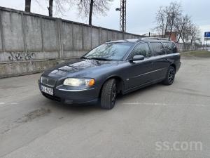 Pelēks Volvo V70 2004 Rīga, ar dzinēja tilpumu 2.40 L un nobraukumu 421 tūkst. km par 1000 €, foto 3 vietnē AUTOMOTO.COM.LV