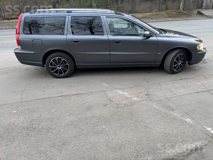 Pelēks Volvo V70 2004 Rīga, ar dzinēja tilpumu 2.40 L un nobraukumu 421 tūkst. km par 1000 €, foto 5 vietnē AUTOMOTO.COM.LV