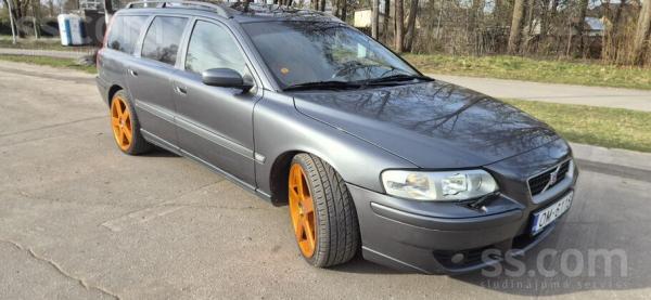 Grey Volvo V70 2004 in Riga, with an engine capacity of 2.50 L and mileage of 349 thousand km for 7500 €, photo 1 on AUTOMOTO.COM.LV