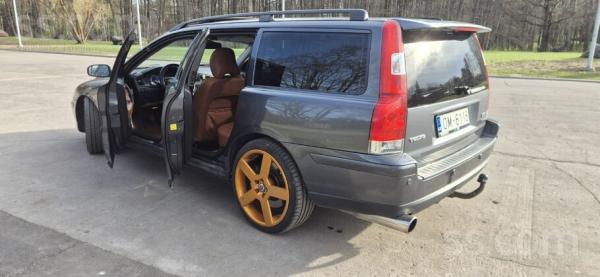 Grey Volvo V70 2004 in Riga, with an engine capacity of 2.50 L and mileage of 349 thousand km for 7500 €, photo 4 on AUTOMOTO.COM.LV