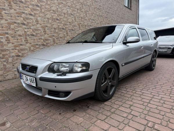 Grey Volvo V70 2004 in Vilkaviskis, with an engine capacity of 2.52 L and mileage of 272 thousand km for 8900 €, photo 1 on AUTOMOTO.COM.LV